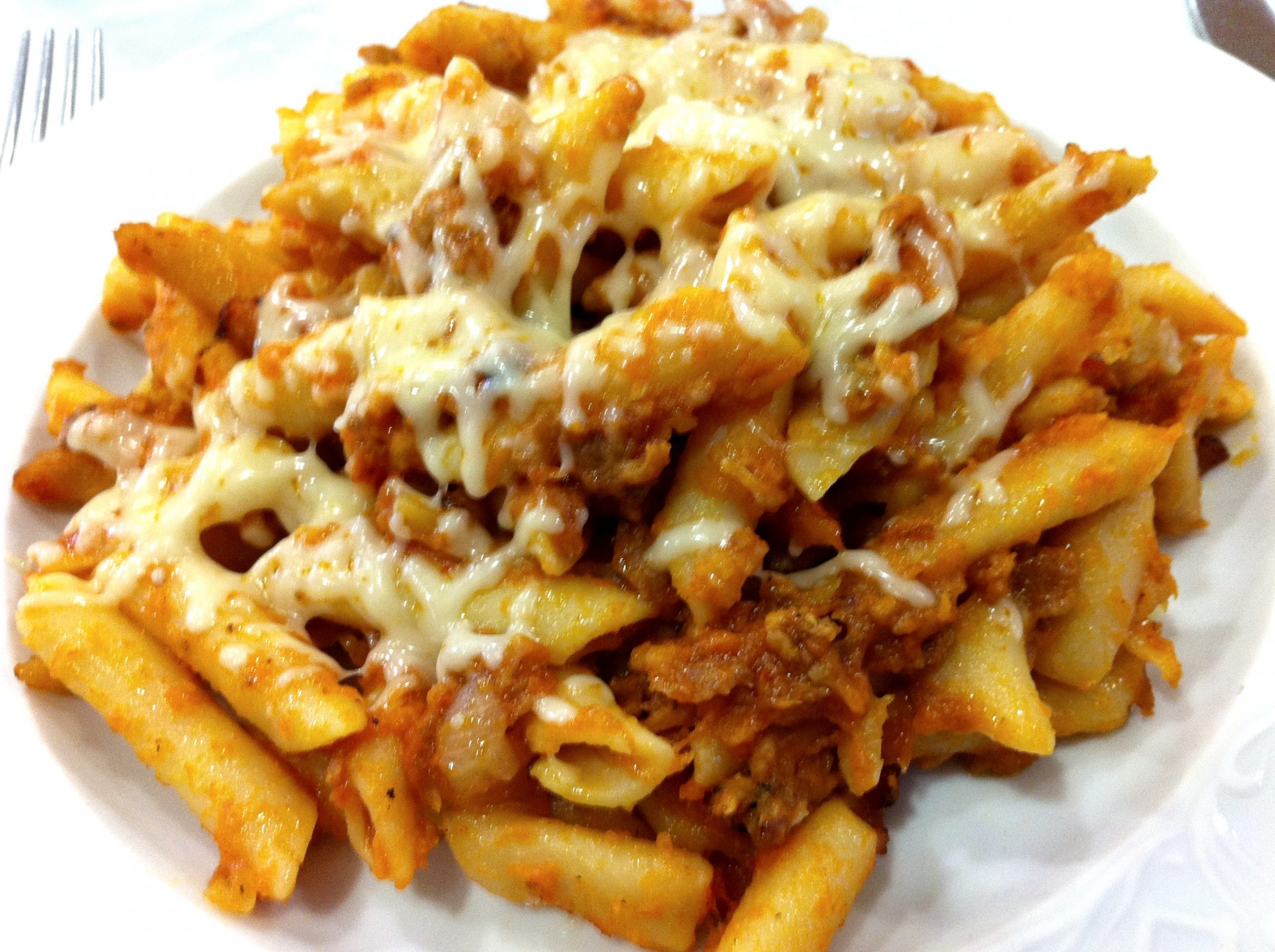 Macarrones con salsa de tomate y aceitunas negras