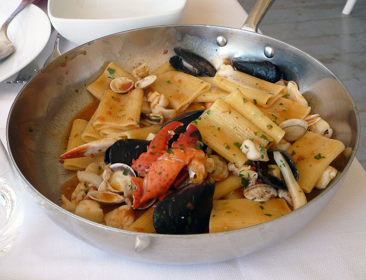 Pasta penne con salsa de mejillones y champiñones