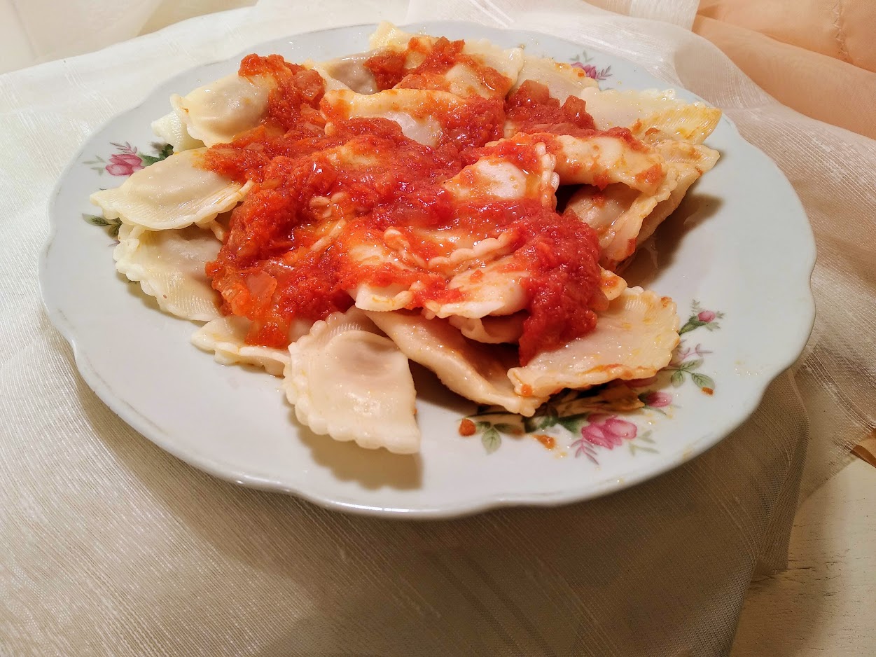 Ravioles de espinaca con salsa agridulce de manzana y tomate